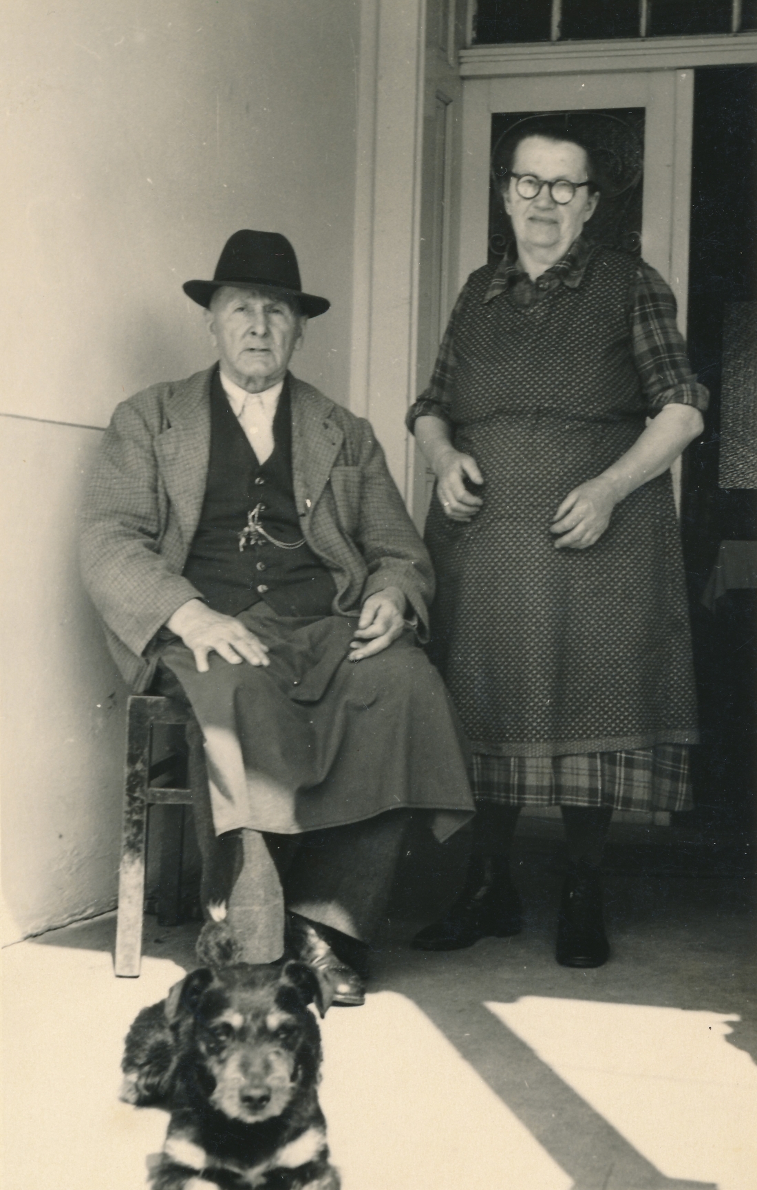 Das Ehepaar Lukitsch mit Hund (Lisztgasse 16) | Momentothek Oberwart